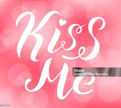 분홍색 흐린 배경에 흰색 레터링 텍스트를 키스 낭만적 인 사랑 인쇄 수 제 브러시 서 예 벡터 일러스트입니다 키스 나에 게