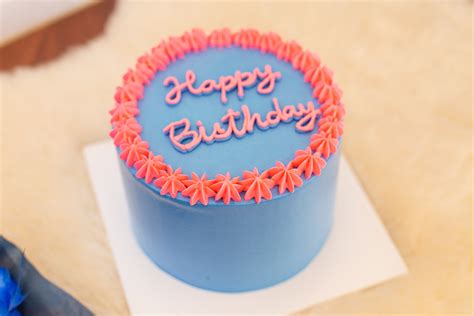 레터링 케이크와 블루장미꽃다발 원모먼트