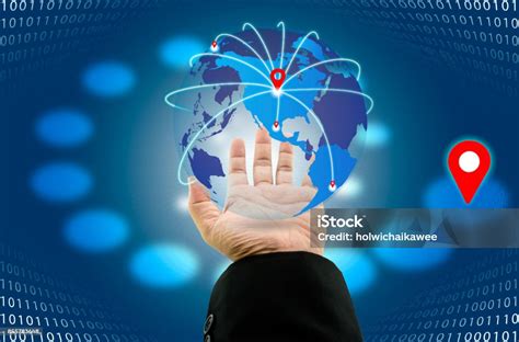 디지털 세계 지도와 위치 핀 네트워크 그의 손 및 추상 이진 코드 기술 배경 위에 떠 있는 세계에서 지도 포인터 사업가