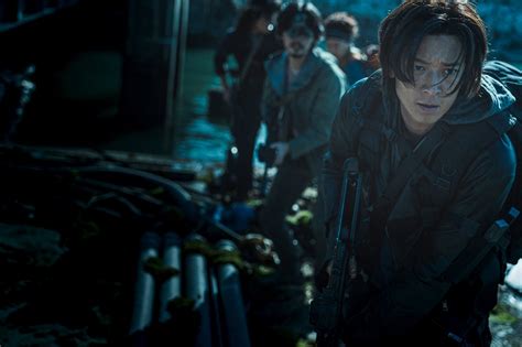 屍殺半島最新兩款港版海報面世姜棟元李貞賢率領倖存者最後奮戰 KSD 韓星網 電影