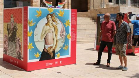El Ajuntament de Dénia instala una exposición que deconstruye la