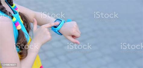 스마트 워치를 사용하는 소녀 안전 개념 텍스트공간을 복사합니다 배너 개념에 대한 스톡 사진 및 기타 이미지 개념 경호