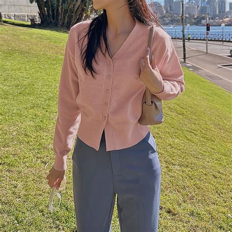 리리앤코 레쥬티 브이넥 세미크롭 니트 가디건 가을 신상 가을옷 데일리룩 간절기 페미닌룩 루즈핏 기본핏 크롭 긴팔가디건 가을가디건 브이넥니트 무지 베이직 출근룩 통통녀