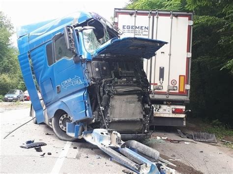 Инцидент на пътя Два ТИР а се помляха във Врачанско единият шофьор е с опасност за живота