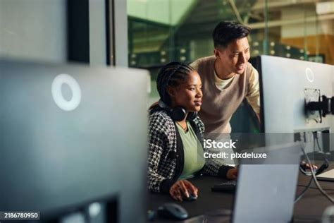 프로젝트 공동 작업 사무실의 컴퓨터 모니터에서 코드 분석 중인 소프트웨어 엔지니어 테크놀로지에 대한 스톡 사진 및 기타 이미지 테크놀로지 인공지능 It 지원 Istock