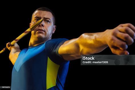 네온 빛에 검은 스튜디오 배경에 고립 된 창을 던지는 에서 연습 하는 남성 선수 창던지기에 대한 스톡 사진 및 기타 이미지 창던지기 남자 Championship