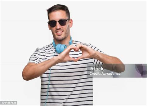 잘생긴 젊은 남자 헤드폰 심장 기호와 손으로 모양을 보여주는 사랑에 미소를 착용 낭만적인 개념입니다 T 셔츠에 대한 스톡 사진 및 기타 이미지 Istock