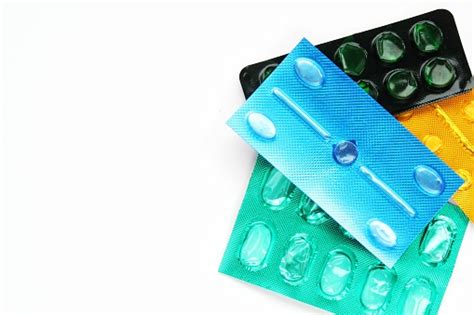 의약품 알약의 물집 팩 흰색 배경에 여러 가지 색상의 알약 패키지 약 블리스터 팩 더미 다양한 물집 포장의 정제 모듬 알약 물집의 클로즈업 0명에 대한 스톡 사진 및 기타