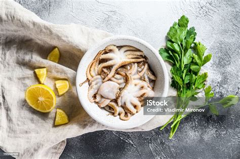 흰 그릇에 파슬리와 레몬을 곁들인 생 문어 유기농 해산물 회색 배경입니다 맨 위 보기 0명에 대한 스톡 사진 및 기타 이미지 0명 갑각류 건강한 생활방식 Istock