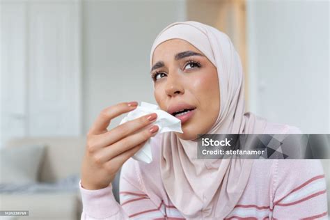 히잡 머리 스카프 슬픔과 좌절 우는 여자 절망 감정 표현 우울한 무슬림 여인 무슬림 세계에서 여성의 삶은 두려움과 고통 속에서 살 운명입니다 슬픔에 대한 스톡 사진 및 기타