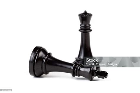 체스 조각 왕의 죽음 위에 서있는 왕을 지배하는 여왕 아래 바닥에 누워 조각 남성 여성 관계 문제 킬러 여왕 통치자 죽음 죽음 간단한 개념 떨어짐에 대한 스톡 사진 및 기타