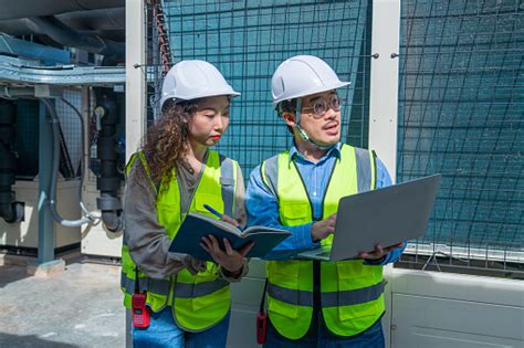 산업 냉수 팬 코일 단위 에어컨을 점검하는 엔지니어는 공기 시스템을 제어하는 대형 산업 건물의 물 냉각탑 공기 냉각기 Hvac 시스템입니다 직업에 대한 스톡 사진 및 기타