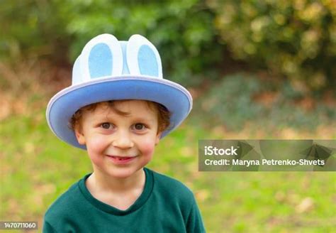 정원에서 토끼 귀를 가진 파란 모자를 쓴 웃는 아이 소년 부활절 토끼 재미 의상 계절에 대한 스톡 사진 및 기타 이미지 계절 공원 공휴일 Istock