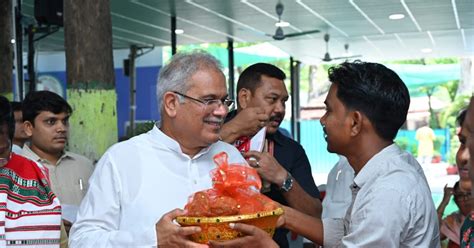 रायपुर मुख्यमंत्री भूपेश बघेल के आमंत्रण पर उनके निवास पहुंचे