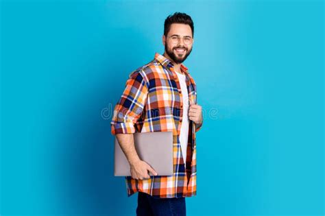 Foto De Un Agradable Joven Con La Camiseta De Uso De Laptop Aislada En