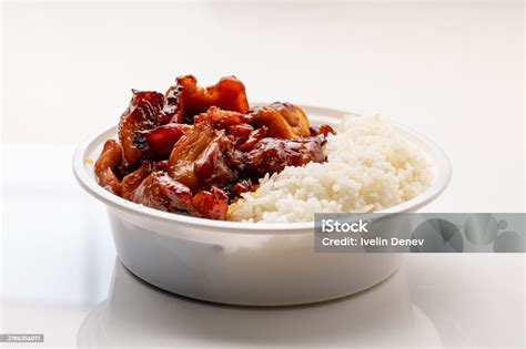 아시아 요리에서 영감을 받은 유약을 바른 프라이드 치킨 고기를 곁들인 밥 요리 사진 고기에 대한 스톡 사진 및 기타 이미지 고기 그릇 닭고기 Istock