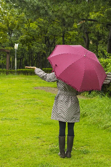 우산 쓴 여성의 뒷모습 유토이미지 상세페이지 베이직샵 사진 21489625