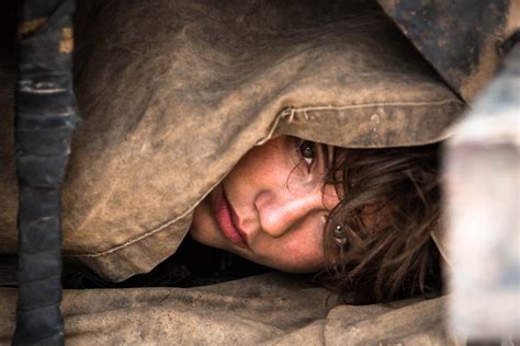 Fuga De Maria Confira Como Alice Wegmann Gravou Cena Embaixo De Caminhão Em Movimento Onde