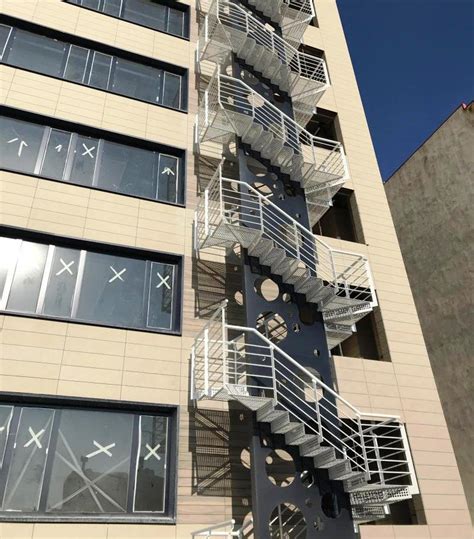 پله اصلی به عنوان پله فرار در کدام ساختمان‌ها قابل استفاده است؟ سازه پلاس