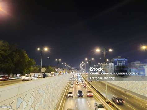 제다 사우디 아라비아 2022년 2월 밤에 제다의 알 안달루스 스트리트에서 자동차의 아름다운 전망 알 안달루스 스트리트는 전략적 위치로 인해 교통 혼잡합니다 밤에는 조명과