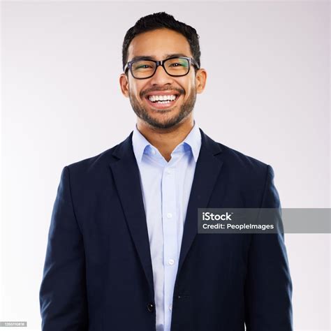 회색 배경에 대해 포즈를 취하는 잘 생기고 행복한 젊은이의 스튜디오 샷 헤드샷에 대한 스톡 사진 및 기타 이미지 헤드샷 인물 사진 전문 직업 Istock