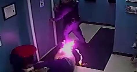 Difundieron El Video De Un Hombre Que Quedó Envuelto En Llamas Luego De Que La Policía Le