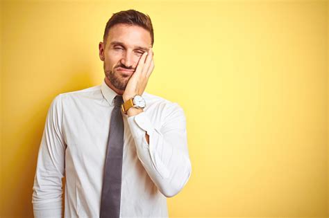 노란색 고립 된 배경 에 우아한 흰색 셔츠를 입고 젊은 잘 생긴 사업가 는 피곤하고 교차 팔우울증 문제로 지루 찾고 생각 게으름에 대한 스톡 사진 및 기타 이미지 Istock