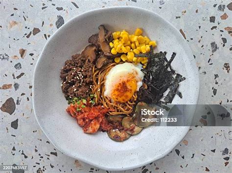 다진 소고기 온천 달걀 표고버섯 옥수수 김 김치 오이 절임 파를 곁들인 볶은 라면 음식 메뉴 상의 모습 0명에 대한 스톡 사진