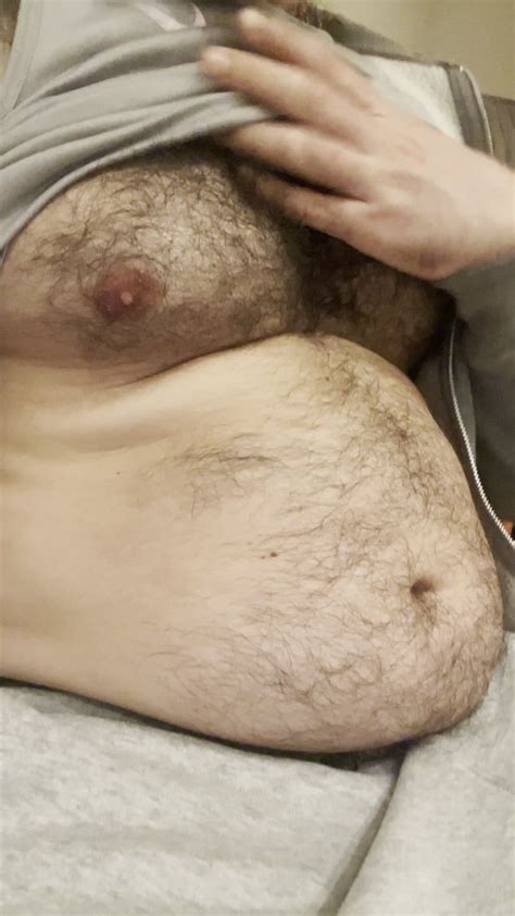 Hairy daddy rubbing his big beefy belly ThisVid com Türkçe