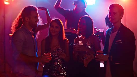 Exactly What To Wear To Any Party To Never Feel Embarrassed Pink