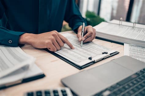 데스크 오피스에서 일하는 투자자와 손가락으로 추적 비용 잔액 이익 및 통화를 확인합니다 회계 및 재무 개념 25 29세에 대한