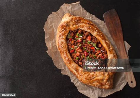 전통 터키식 구운 피데 요리 중동 간식 터키 피자 고기와 피데 오픈 고기 파이 상단에서 보기입니다 공간을 복사합니다 갈색에 대한 스톡 사진 및 기타 이미지 Istock