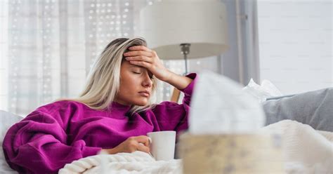 아픈 절망적 인 여자는 독감에 걸렸습니다 비염 감기 질병 알레르기 개념 예쁜 아픈 여자는 코를 뛰고 손수건으로 코를 문지른다 재채기 여성 티슈에 재채기를하는