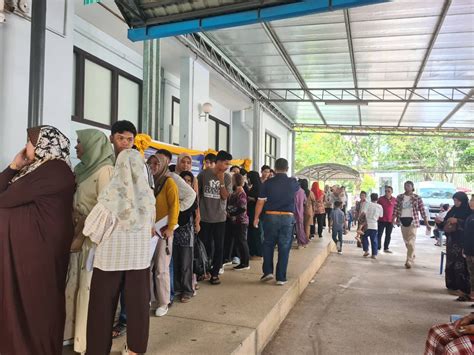 ประชาชนในพื้นที่และจั สำนักงานหนังสือเดินทางชั่วคราว ยะลา