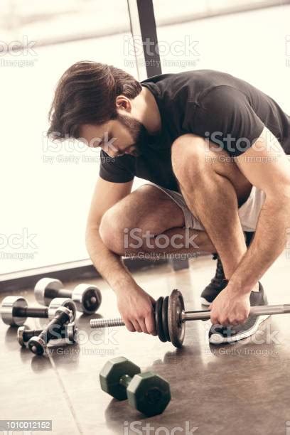 잘생긴 운동가 체육관에서 훈련에 대 한 철 막대에 무게 접시를 퍼 팅 건강한 생활방식에 대한 스톡 사진 및 기타 이미지 건강한 생활방식 근육질 체격 남성 Istock