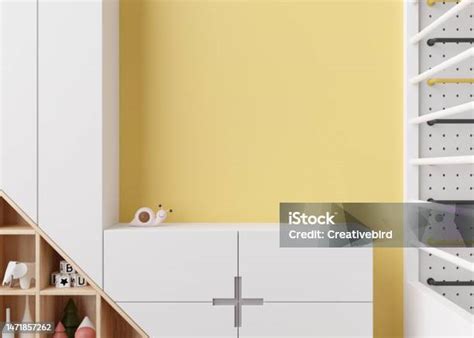 아이 방의 벽 모형 아트웍 사진 포스터 또는 스티커를 위한 공간을 복사합니다 어린이 방 모형 빈 노란색 벽 닫기 보기 장난감 제품을 보여주기 위해 사이드 보드의 빈 공간