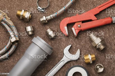 수도꼭지와 하수구 상단보기를 연결하기위한 다양한 배관 도구 가정용 시설에 대한 스톡 사진 및 기타 이미지 가정용 시설 건설