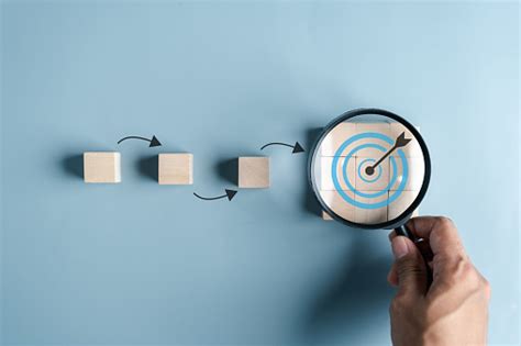 비즈니스 성장 성공 달성 개념 개발 리더십 및 고객 대상 그룹 개념을 계획하기 위한 계단 또는 사다리로 나무 블록 쌓기를 손으로 배열 개념에 대한 스톡 사진 및 기타 이미지