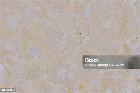사암 표면의 질감 노란 색의 다공성 석회암돌의 감촉 반점과 점이있는 벽 배경입니다 0명에 대한 스톡 사진 및 기타 이미지 0명 거친 건설 산업 Istock