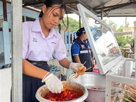 แห่ชื่นชม นร หญิงม 4ยอดกตัญญูขายไก่ย่างหาเงินดูแลแม่ป่วยติดเตียง ส่งน้องเรียนชั้นอนุบาล