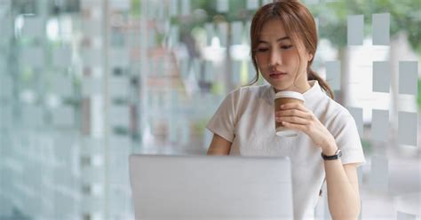 커피 컵을 들고 공동 작업 공간에서 노트북으로 작업하는 젊은 예쁜 여성의 절반 길이 초상화 사진 Unsplash의 마시다 이미지