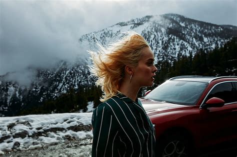 자동차 모델 여자 자동차를 가진 여성 빨간 차 야외 여성 금발 차량 산 눈 Hd 배경 화면 Wallpaperbetter
