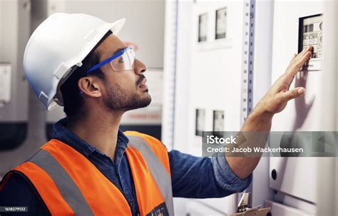 제어실의 사람 스위치 박스 및 기술자 기계공 검사 및 기계 유지 보수 남성 전기 기사 전기 산업용 발전기 및 엔지니어링을 위한 시스템 및 변전소 사람들에 대한 스톡 사진 및