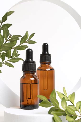 호박색 유리 드롭퍼 병 잎흰색 배경에 둥근 형태로 다른 크기 화장품 용기 모형 브랜딩 및 패키징 프레젠테이션을 위한 배경 내츄럴 스킨케어 뷰티 제품 컨셉 0명에 대한 스톡