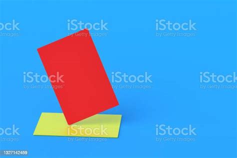 파란색 배경에서 축구를하기위한 노란색과 빨간색 카드 게임의 규칙 위반 플레이어 또는 팀의 징계 조치 또는 자격 박탈 공정한 플레이와 심판 3d 렌더 빨강에 대한 스톡 사진