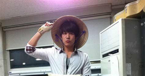 농사돌 창민 밀짚모자·삽 들고 오밤중에 뭐하나