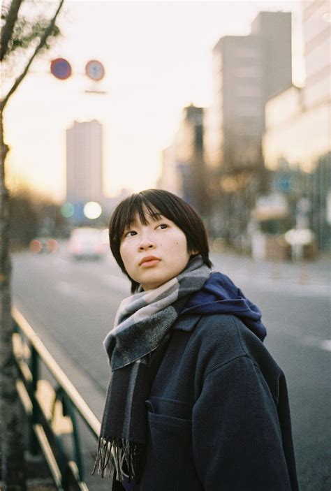 Lily Chen《迷子》 攝影集捕捉親密與自然默契：東京冬季街道的即興場景 Flat43