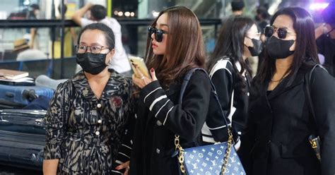 Idol តន់ ចន្ទសីម៉ា និងខេម ទៅដល់កូរ៉េហើយ ត្រៀមៗបងប្អូនខ្មែរយើងនៅកូរ៉េ ដឹងតែសប្បាយហើយ Khmerload