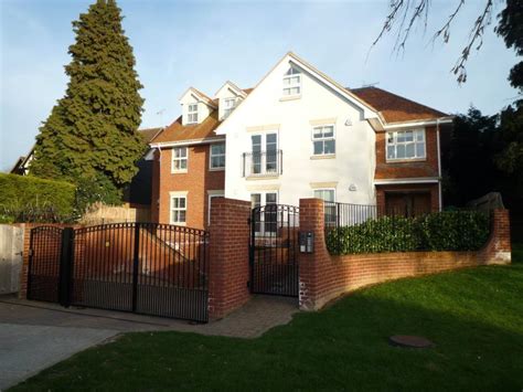 Stock Road Billericay Essex Cm12 0bg 2 Bed Flat £1350 Pcm £312 Pw
