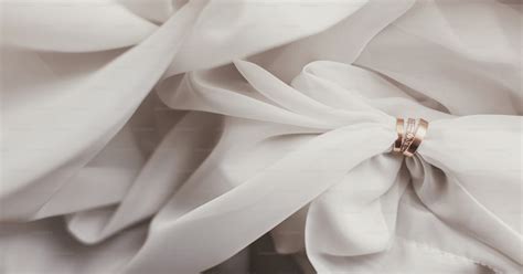 부드러운 천 창조적 인 이미지에 현대 결혼식 황금 반지 결혼식 탑 뷰를위한 세련된 액세서리의 현대적인 구성 빛에 얇은 명주 그물에 결혼 반지 결혼 개념 사진